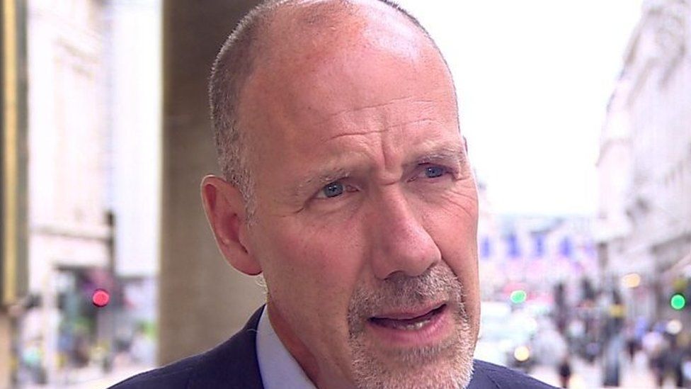 Covid: Ipswich school reintroduces mask-wearing in lessons - BBC News