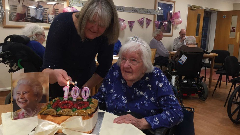 Great-grandmother Edith Pryor turns 100 on Christmas Day - BBC News