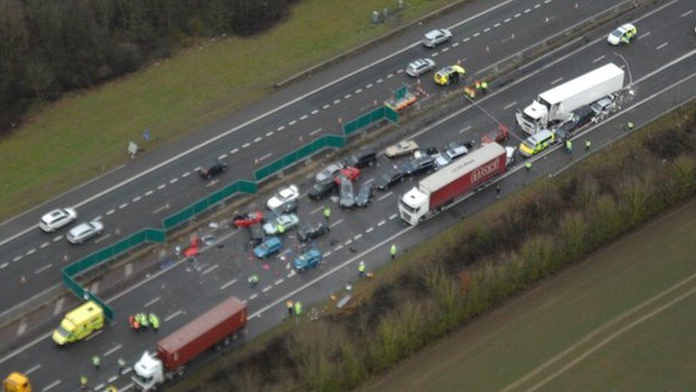 M40 fatal crash: Renewed calls for fog sensors - BBC News