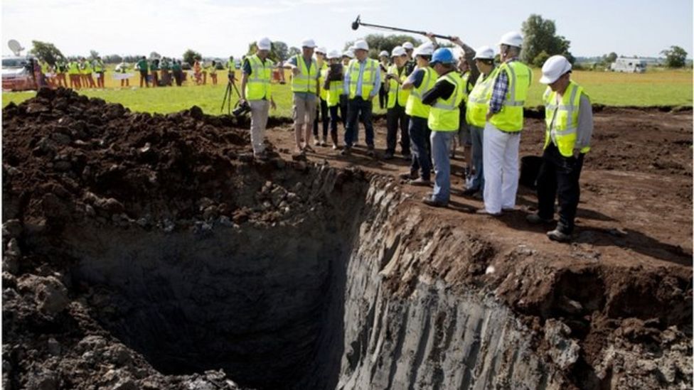 Rare Spitfire excavation begins in Somerset field - BBC News