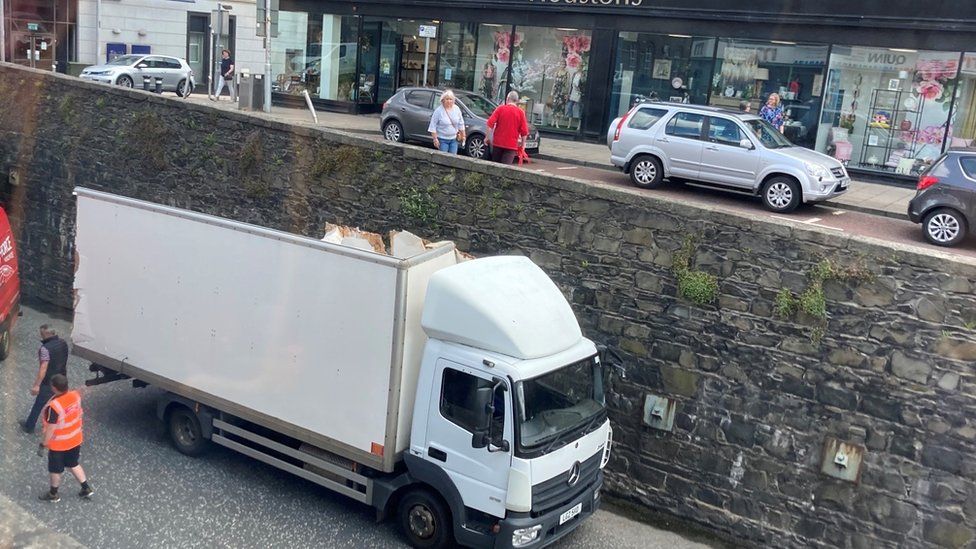 Banbridge: Lorry's roof sheared off by low bridge - BBC News