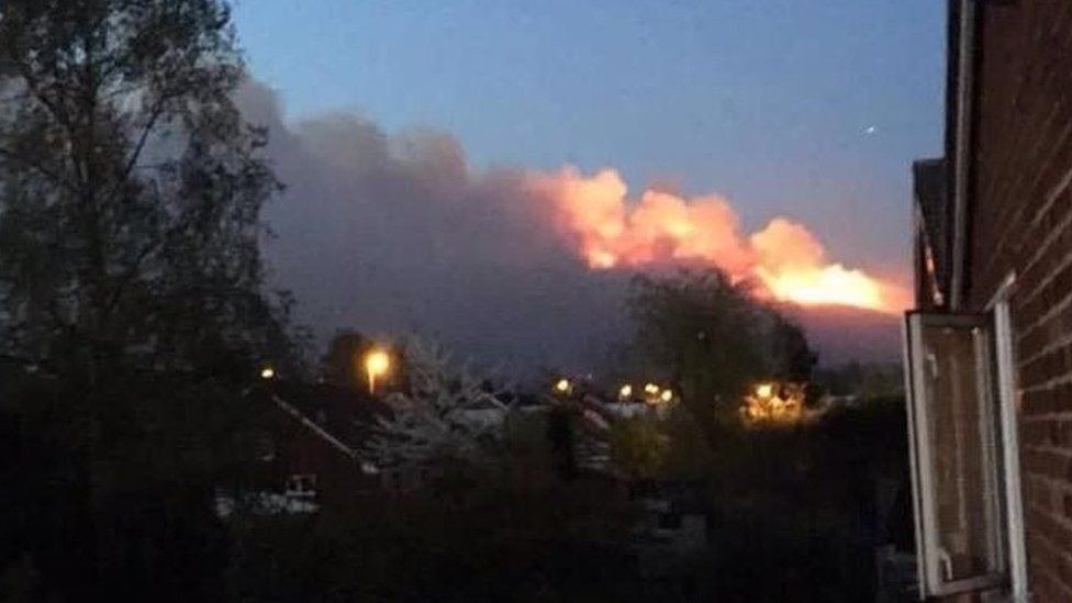 Fire hits moorland above homes in Stalybridge - BBC News