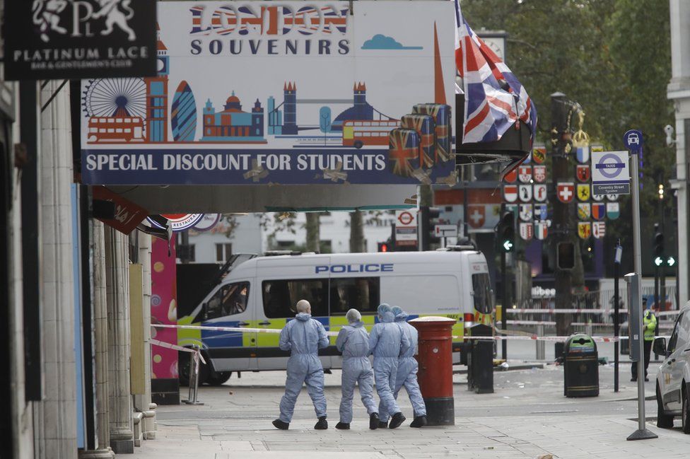 London police stabbing: Two officers taken to hospital - BBC News