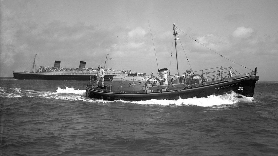 Historic lifeboat images go on show at Poole Museum - BBC News