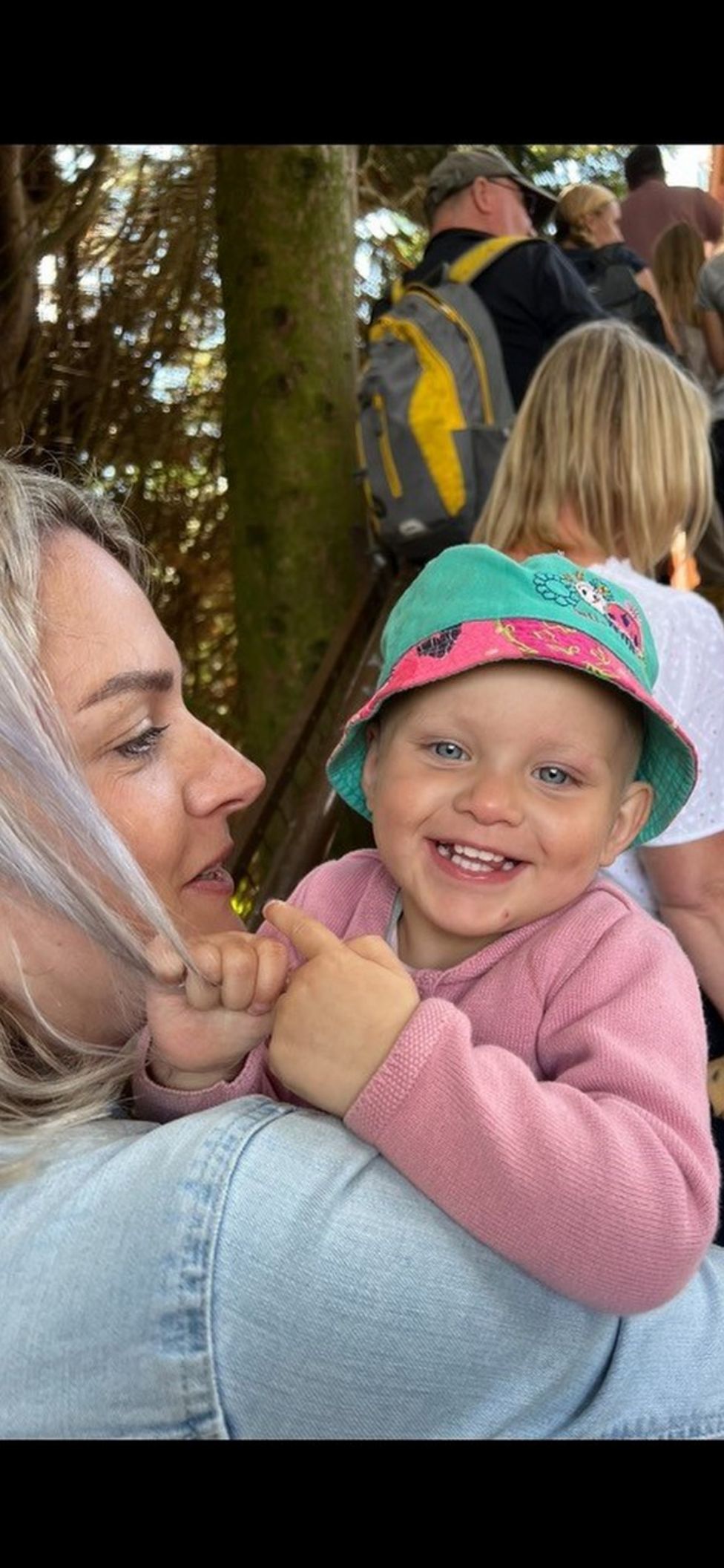 ‘Y caredigrwydd sydd yna yn ystod y cyfnodau mwyaf tywyll’ - BBC Cymru Fyw