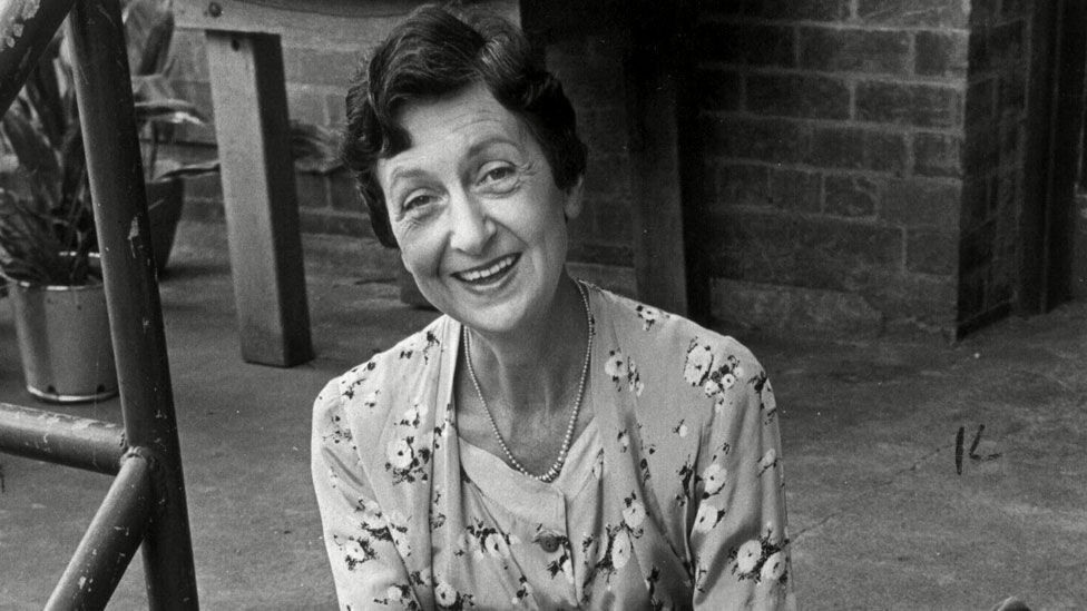 Vivean Gray, Mrs Mangel in Neighbours, dies aged 92 - BBC News