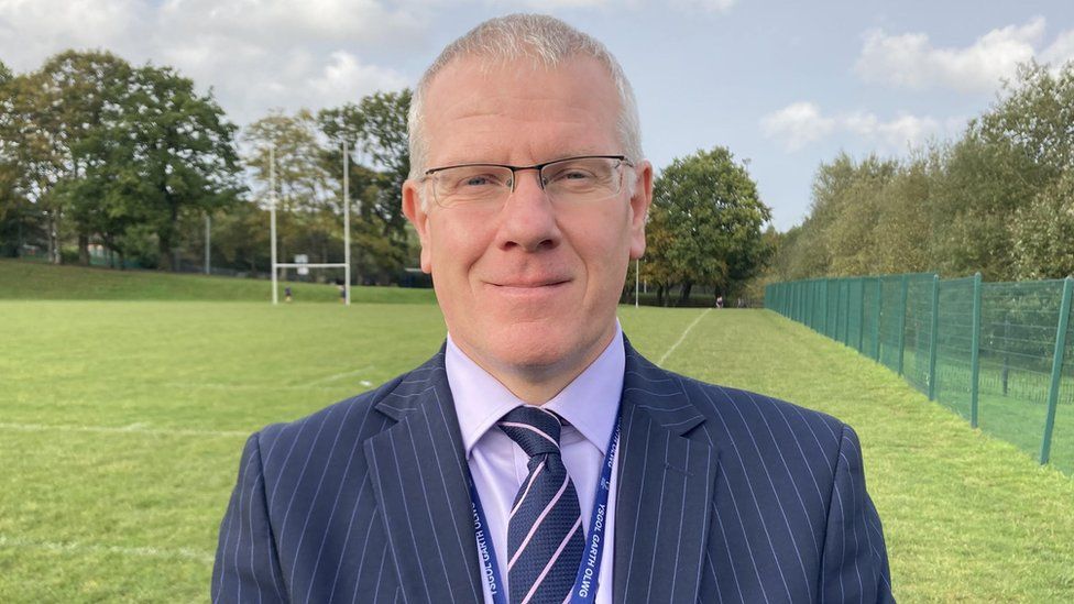 Oes rhaid gadael Cymru i ddilyn breuddwyd o yrfa rygbi? - BBC Cymru Fyw