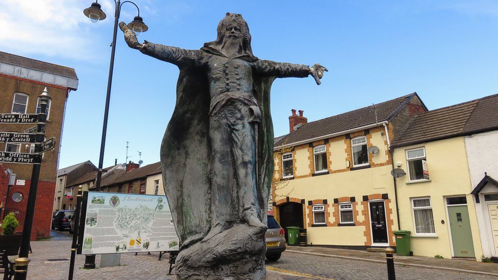 Cerflun Dr. William Price: Llantrisant - BBC Cymru Fyw