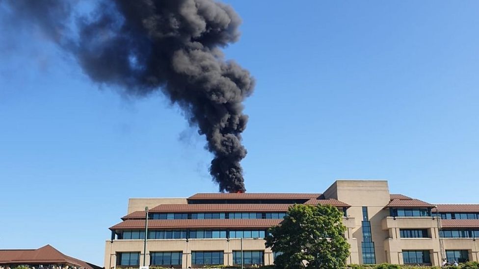 Hemel Hempstead fire: People evacuated from their homes - BBC News