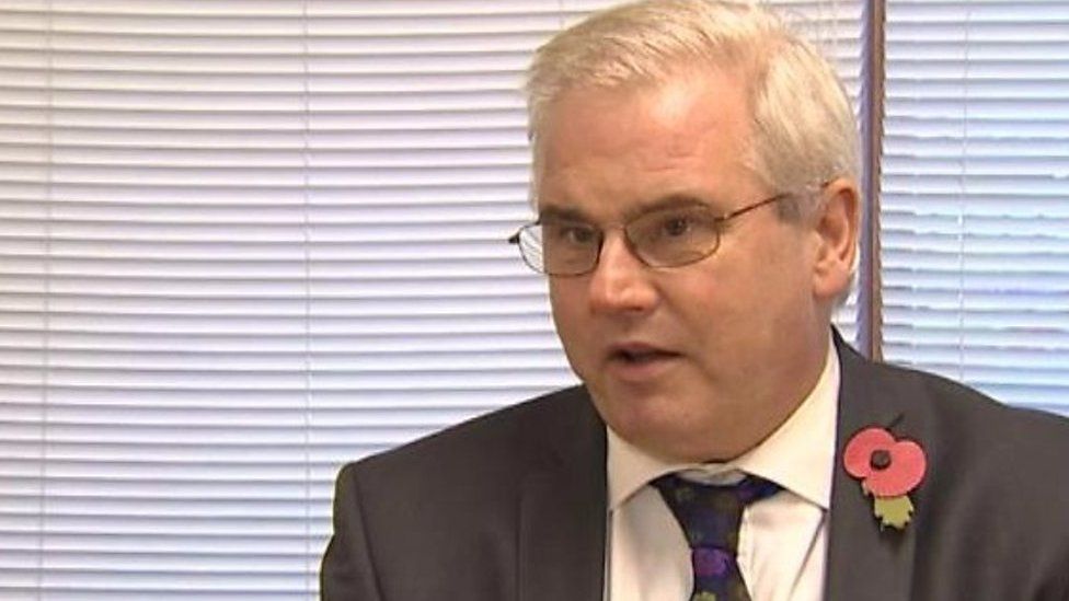 Ysbyty Caer i wrthod cleifion o Gymru wedi newid polisi - BBC Cymru Fyw