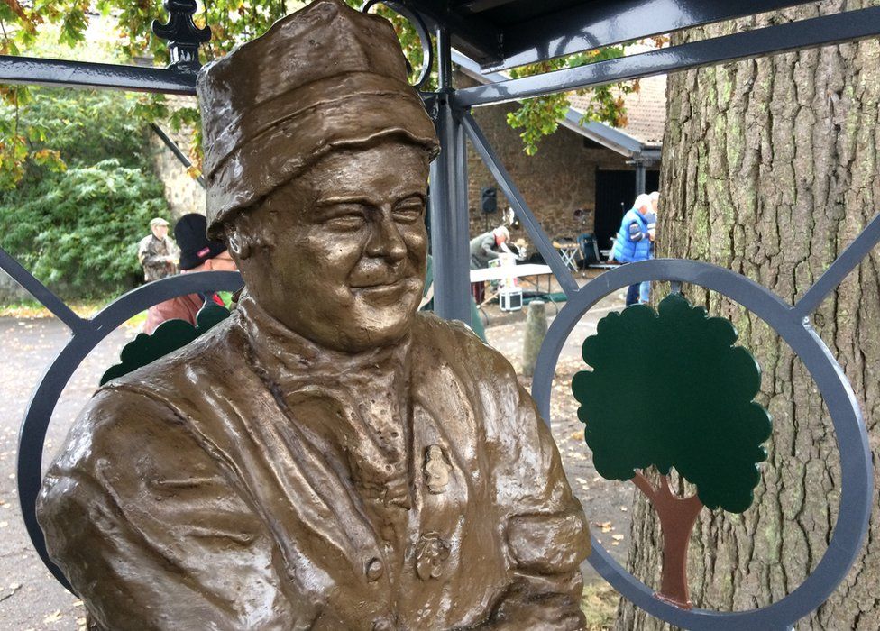 Wurzels frontman Adge Cutler honoured with bronze statue - BBC News