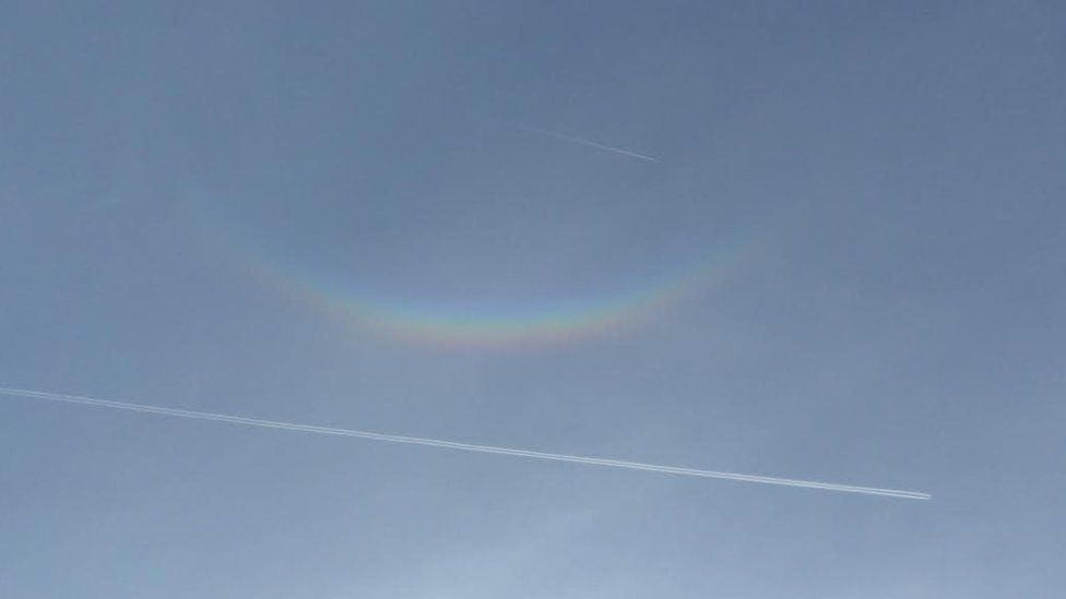 Inverted rainbow spotted in Oxfordshire - BBC News