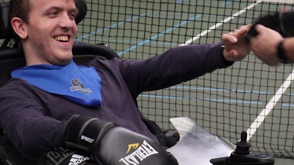 Excluded from school: How boxing helps teenagers with ADHD - BBC News