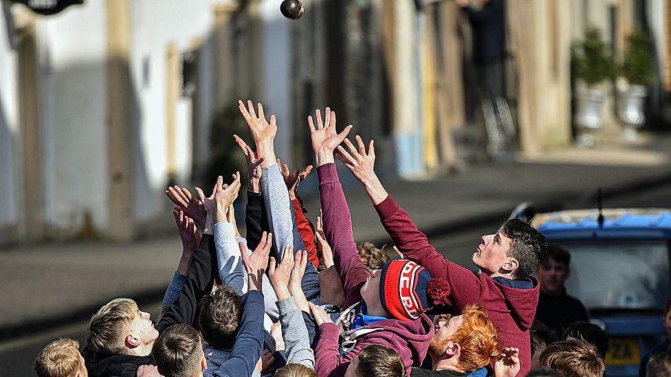 In pictures: Jedburgh's ba' game battles - BBC News