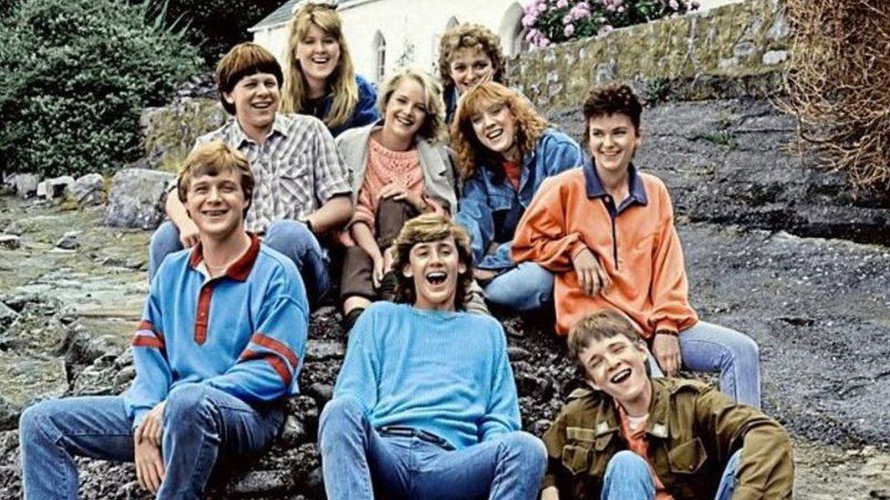 Ateb y Galw: Y cerddor Gwenan Gibbard - BBC Cymru Fyw