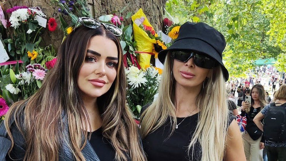 Queen's lying-in-state: Mourners start queuing to pay their respects ...