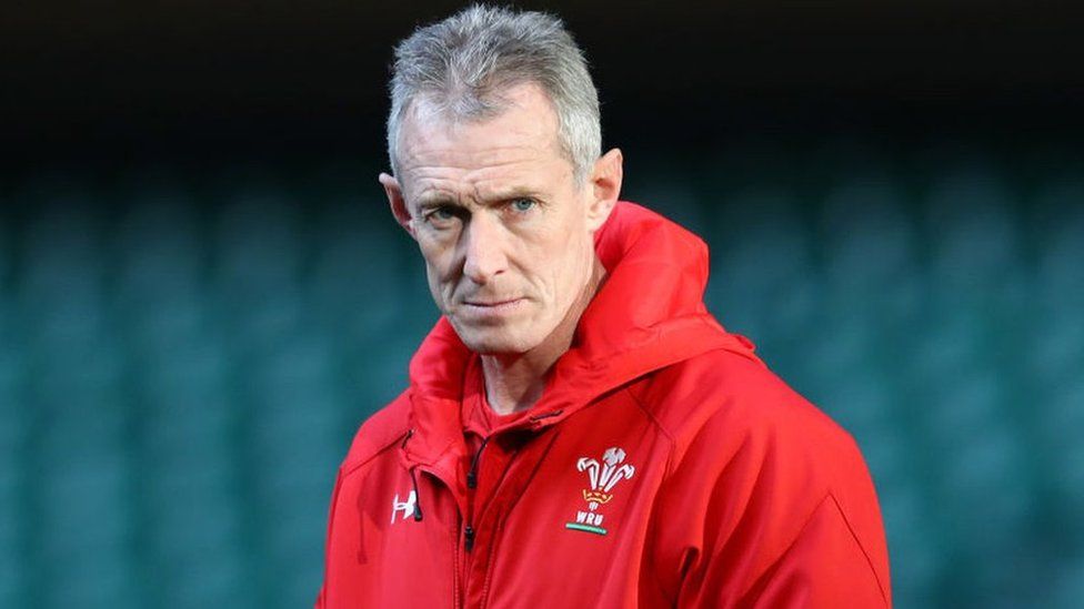Rob Howley yn 'gwybod y rheolau' medd URC - BBC Cymru Fyw