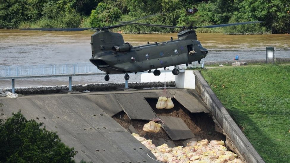 Whaley Bridge: How safe are Britain's dams? - BBC News