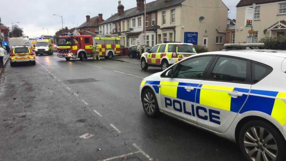 Pedestrian dies in crash with car and bus in Reading - BBC News