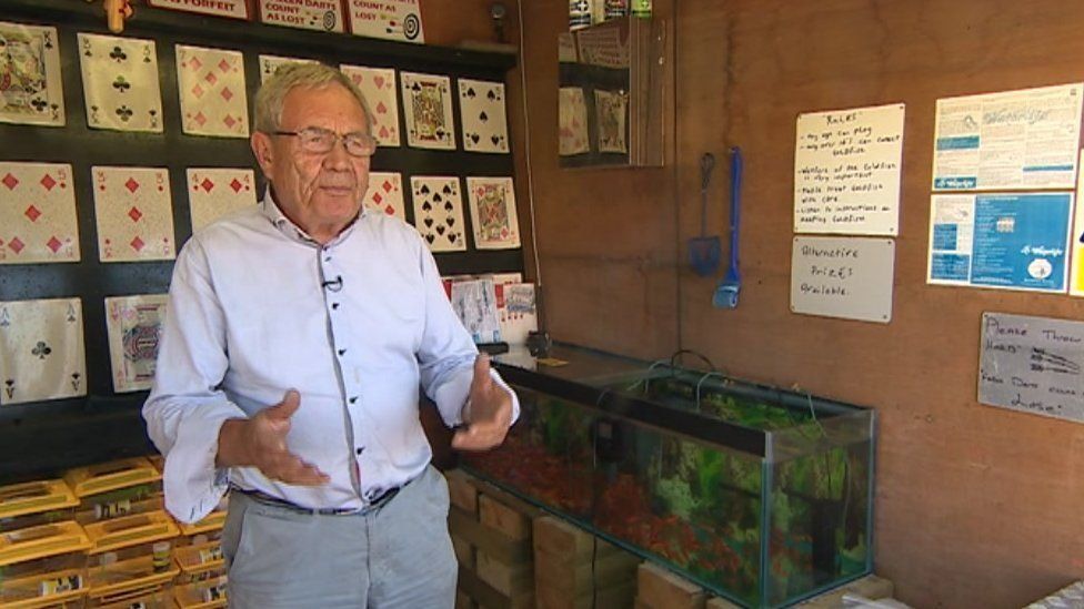 RSPCA yn galw am wahardd defnyddio pysgod fel gwobrau - BBC Cymru Fyw