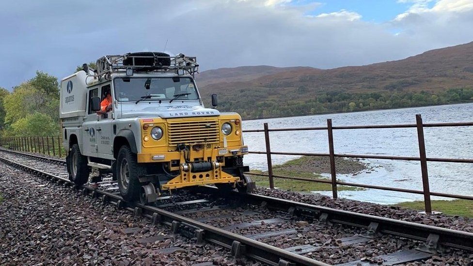 Suffolk lake hosts amphibious Land Rover ahead of 'epic drive' - BBC News