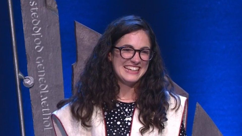 Mared Roberts yn cipio Medal Ddrama Eisteddfod yr Urdd - BBC Cymru Fyw