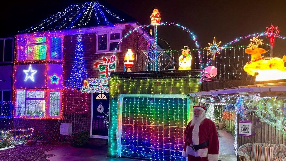 Look at these amazing houses lit up for Christmas - BBC Newsround