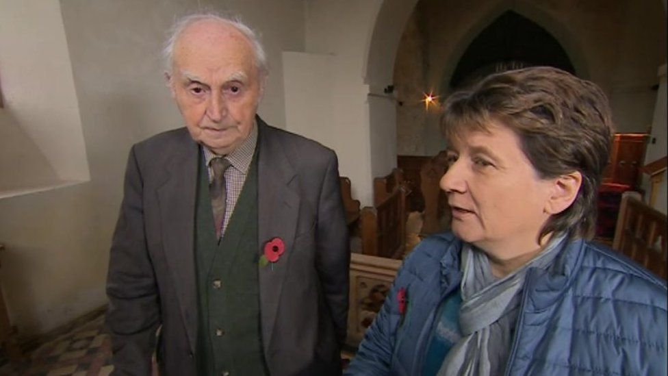 Y pentrefi yng Nghymru sy'n ddiolchgar ar Sul y Cofio - BBC Cymru Fyw