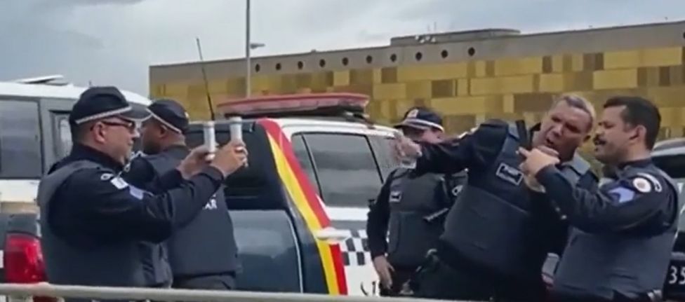 Brazil Congress: How police failed to stop the protest - BBC News