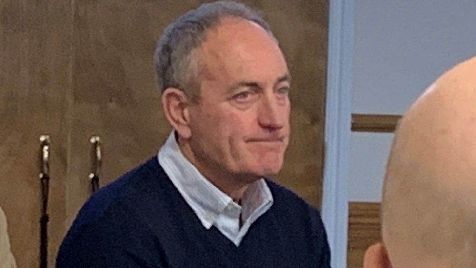 Safle tirlenwi Sir Benfro'n derbyn gwastraff o Loegr - BBC Cymru Fyw