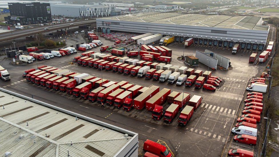 Thousands of parcels stored outside at Royal Mail centre - BBC News