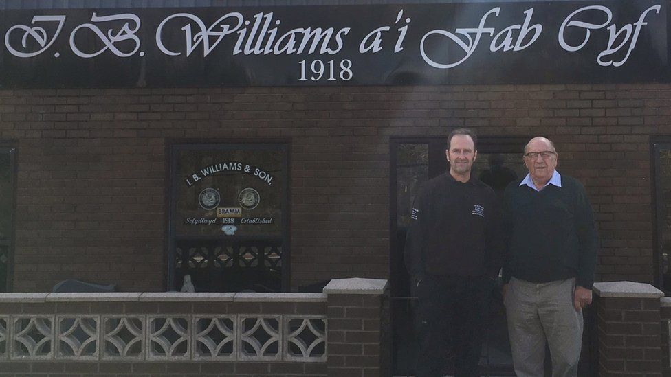 Englynion beddi Cymraeg ym mhen draw'r byd - BBC Cymru Fyw