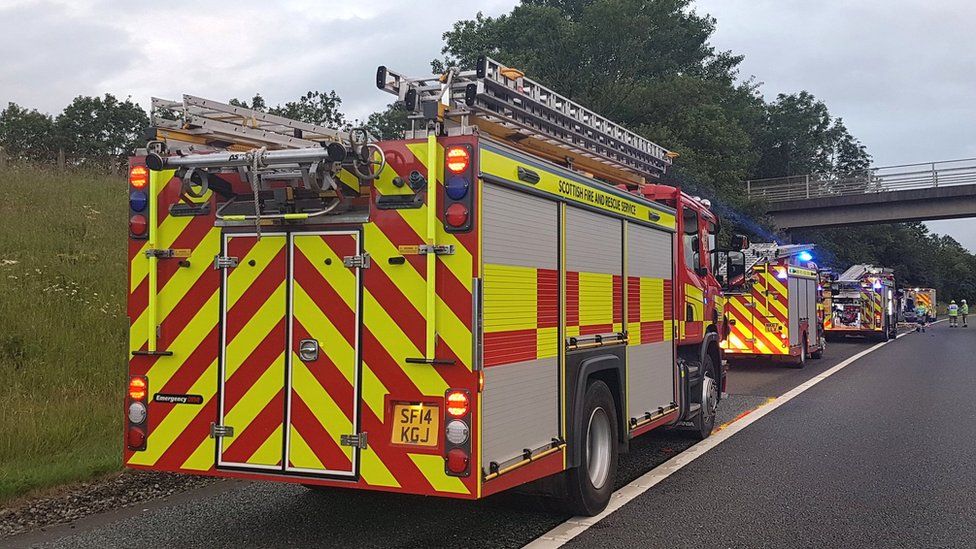 Man killed in crash on A74(M) near Eaglesfield - BBC News