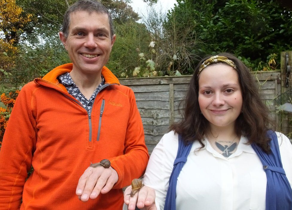 Jeremy the 'lefty' snail dies days after mate has young - BBC News