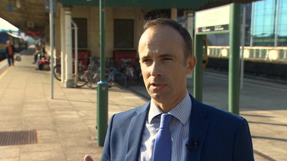 Pennaethiaid Trafnidiaeth Cymru'n wynebu cwestiynau - BBC Cymru Fyw