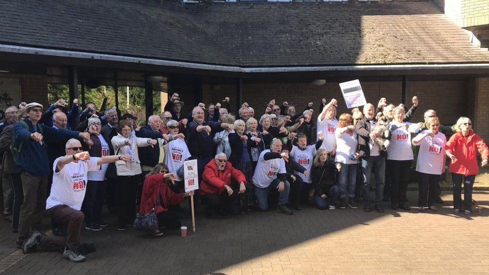 Pleidleisio o blaid sefydlu canolfan ailgylchu Aber-miwl - BBC Cymru Fyw