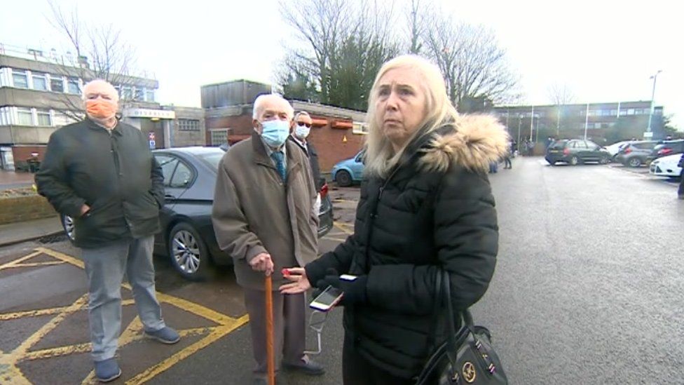Covid vaccine: Elderly face long queues for jab - BBC News