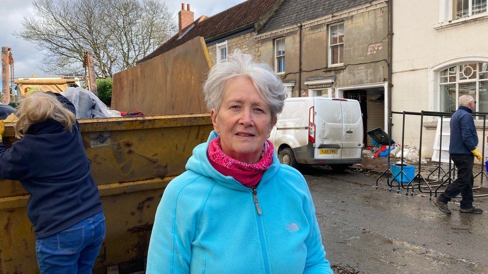 Storm Franklin: Flood-hit Tadcaster businesses begin clean-up - BBC News