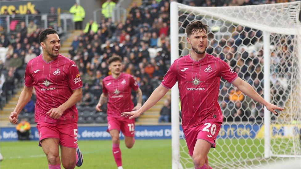 Liam Cullen: Swansea forward eager to face Leeds United's 'Taffia ...