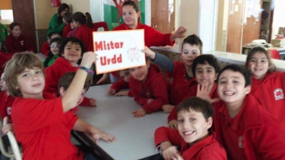 Pum munud gyda... Ann-Marie Lewis - BBC Cymru Fyw