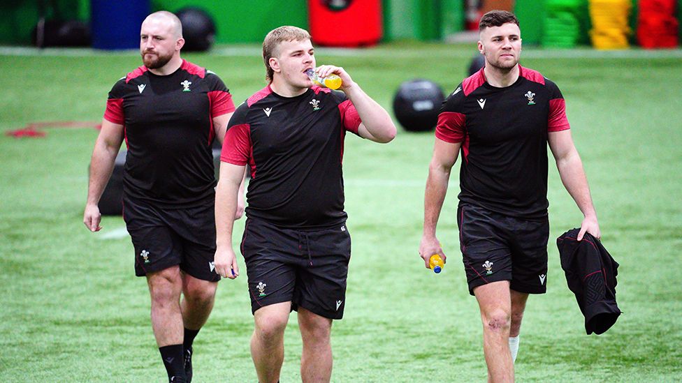 Dillon Lewis: Paratoi at fywyd ar ôl rygbi - BBC Cymru Fyw