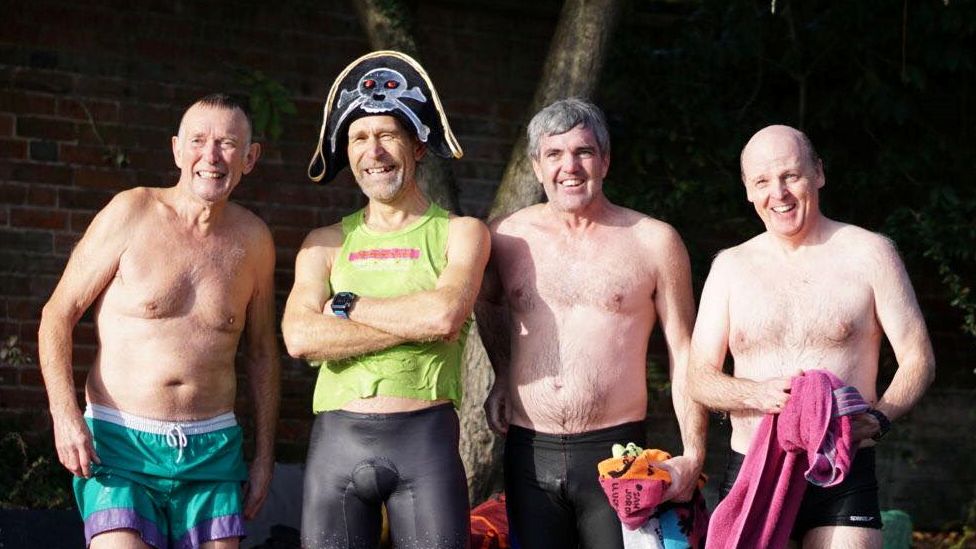 Trochi yn y môr ar ddydd Gŵyl San Steffan ers 1972 - BBC Cymru Fyw