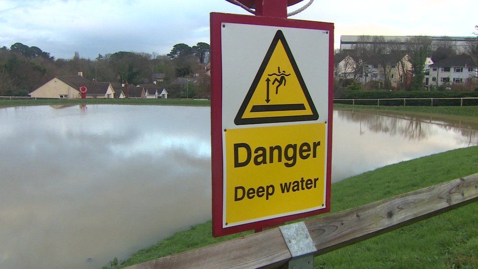 Bideford estate pond led to gardens flooding - BBC News