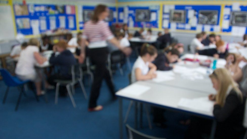 EIS teachers' union backs 2.5% pay deal over two years - BBC News