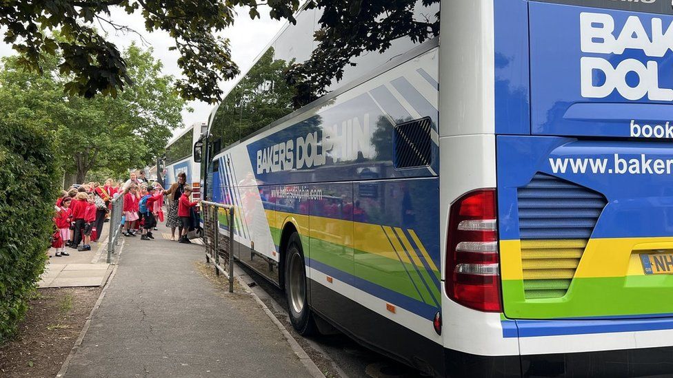 Pupils from fire-hit Yatton school start lessons elsewhere - BBC News