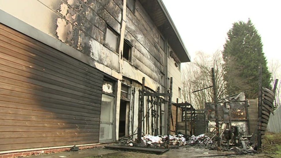 Corby hotel fire causes residents to flee - BBC News