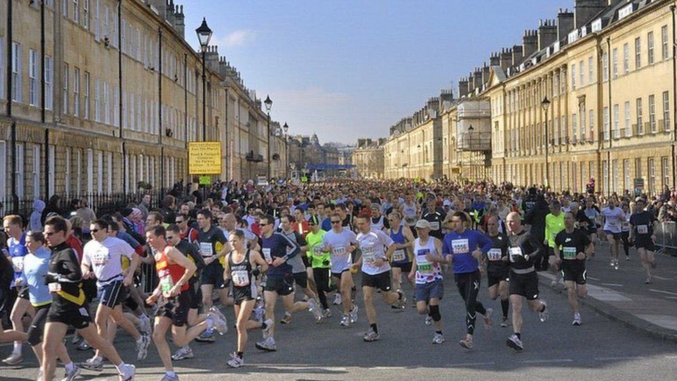 Bath Half Marathon: 45,000 people turn out for race - BBC News