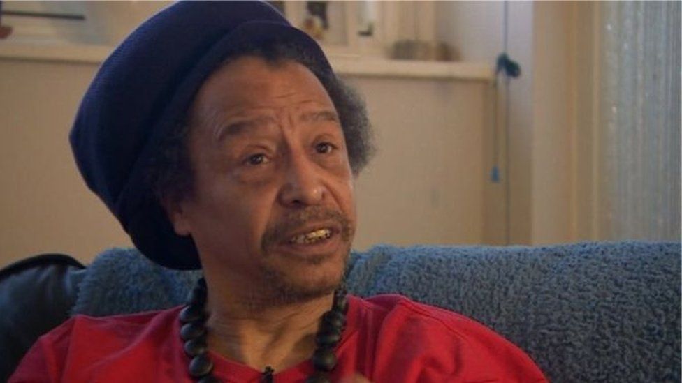 Police apologise to former Clash roadie over arrest - BBC News