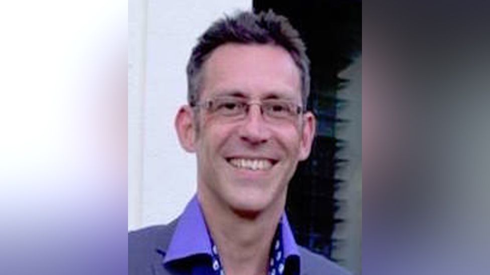 Fallen Norfolk man found by neighbour looking for cat - BBC News