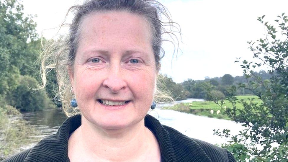 Pollution threatens Wales' coracle fishing tradition - BBC News